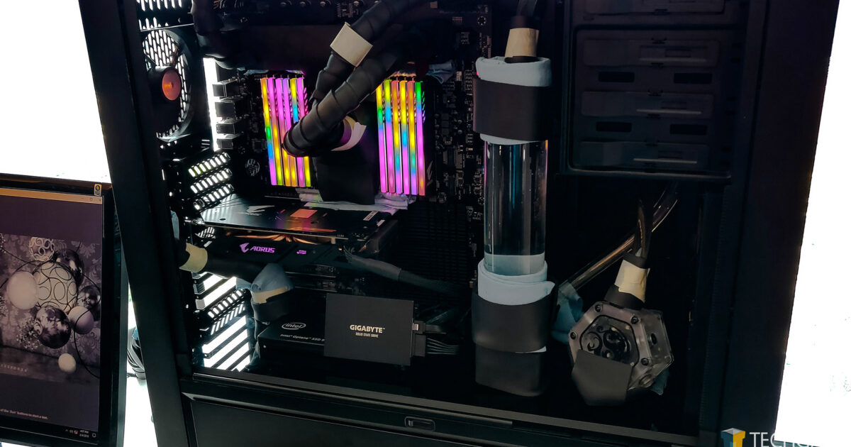 A Closer Look At The Intel 28-Core CPU & The GIGABYTE System Running It ...